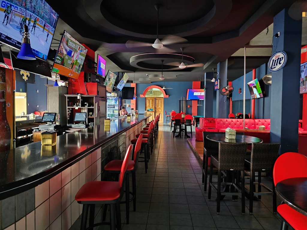 Sports Bar and Hotel Oz