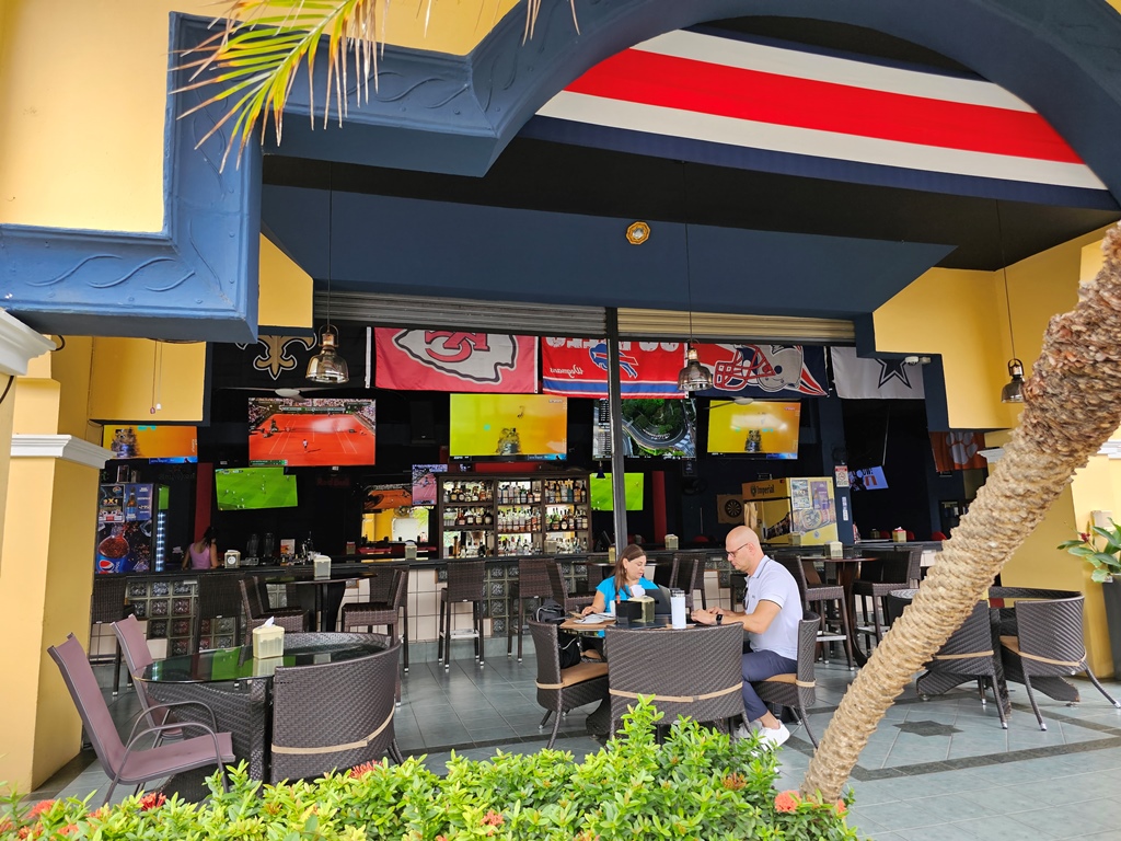 Sports Bar and Hotel Oz