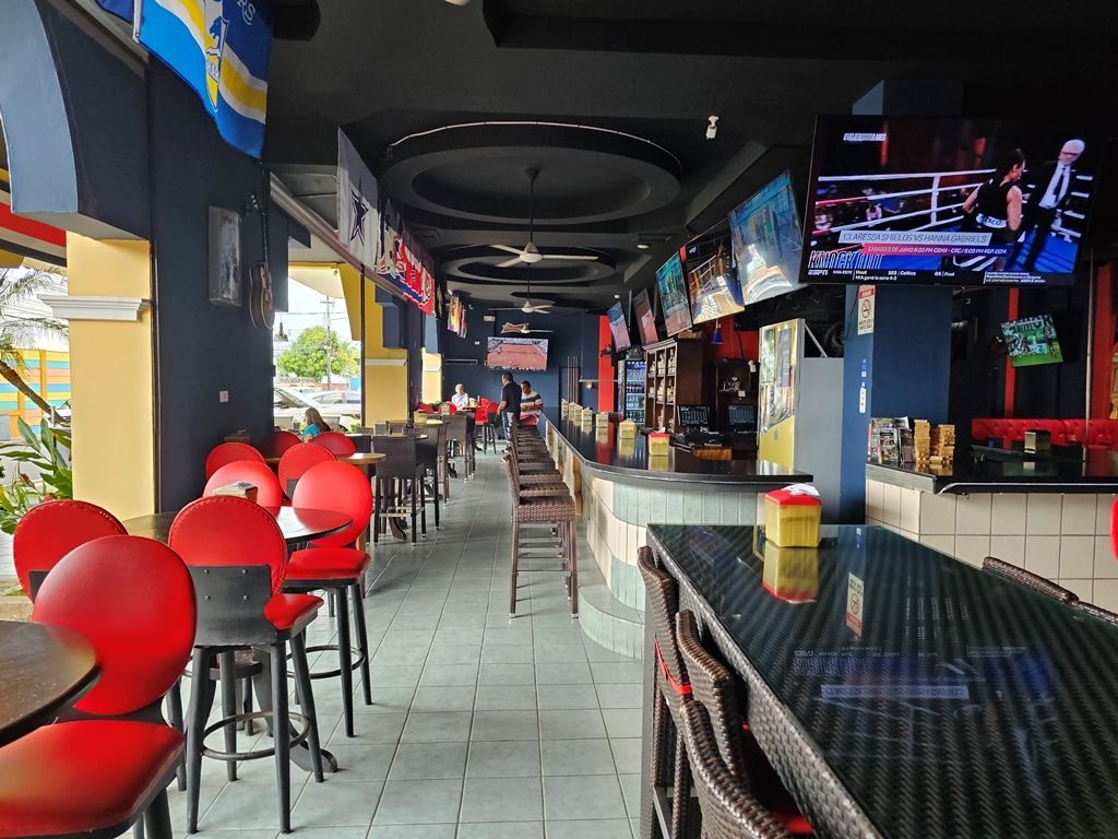 Sports Bar and Hotel Oz