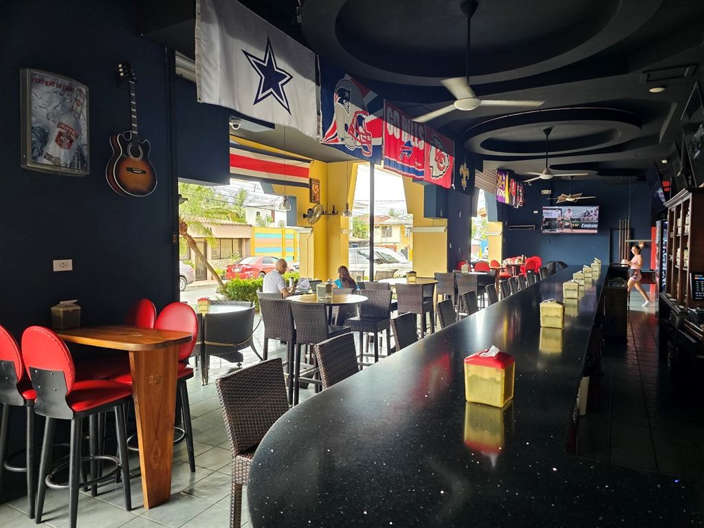 Sports Bar and Hotel Oz